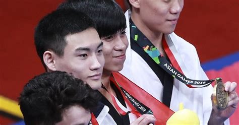 금메달들고 기념촬영하는 강민성