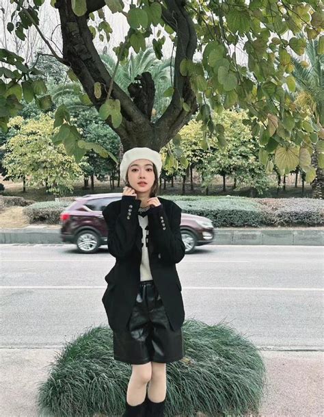吳謹言街拍，穿黑色西裝內搭拼色針織衫配短褲，又美又颯 每日頭條