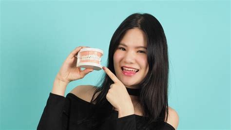 Premium Photo Woman Holding Dental Teeth Model Or Orthodontic Model