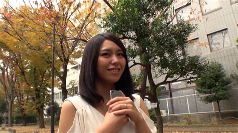 街行く綺麗な若妻さんに突撃インタビュー！欲求不満の若妻さんは撮影後の若いadの巨チンが気になり遂にパクリ！巨チンの激ピスに本能丸出しの絶頂