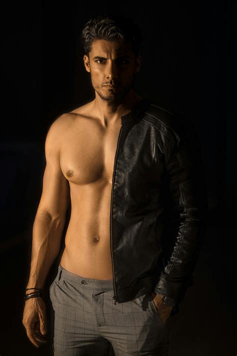 Homme Aux Seins Nus En Veste En Cuir Noir Photo Image Gratuite De