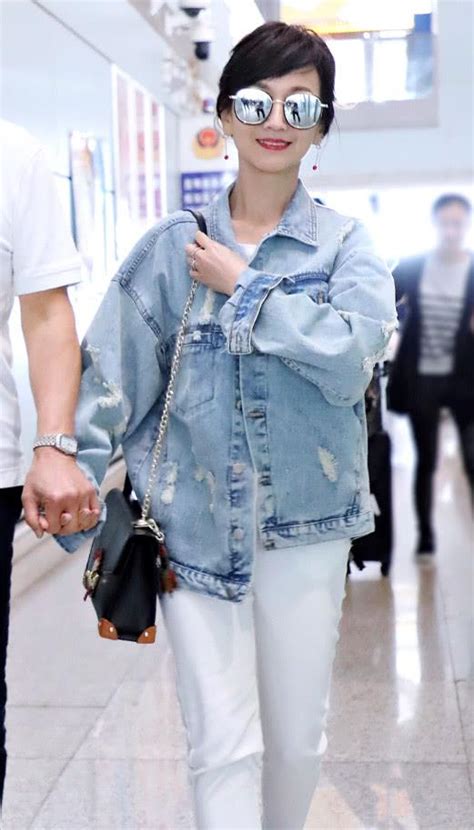 趙雅芝亮相機場，63歲的她宛若一個少女！網友：不老女神 每日頭條