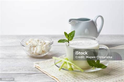 Airan 또는 케피어 음료 발효 우유 음료 흰색 배경에 발효 프로바이오틱스 0명에 대한 스톡 사진 및 기타 이미지 0명 건강한 식생활 깨끗한 Istock