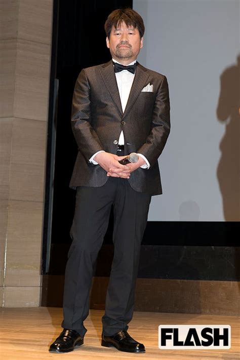足の長さ31cm佐藤二朗の巨大靴に阿部寛も「なんだこれ！」 Smart Flashスマフラ 光文社週刊誌