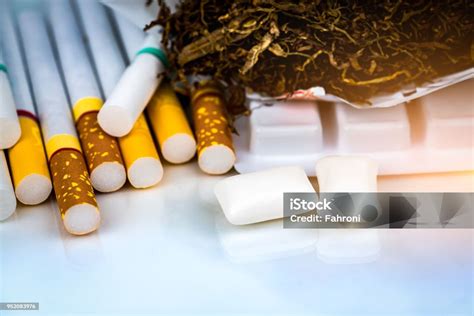 니코틴 껌 담배 및 담배 공간 흰색 배경에 더미 근처 종료 흡연 또는 흡연 중단 및 폐 암 개념 31 수 있습니다 세계 담배 일 없음 0명에 대한 스톡 사진 및 기타 이미지