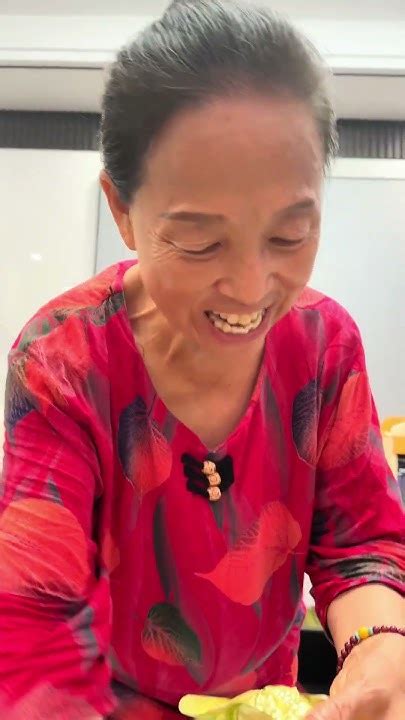 香甜的玉米 团团拿来玉米，奶奶帮忙煮一煮，好香啊！玉米 萌娃 奶奶 Youtube