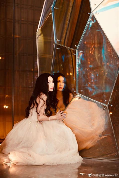 溫碧霞曬絕美婚紗照！一彎腰曝邪惡視角 「超深溝」藏不住 娛樂星聞