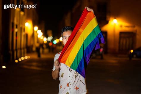Proud Non Binary person with LGBTQ Symbols 이미지 2155976136 게티이미지뱅크