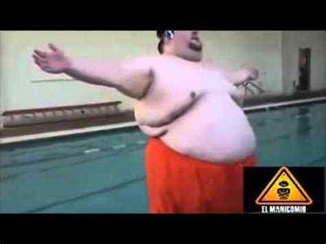 Толстяк в бассейне: больше чем цунами - YouTube