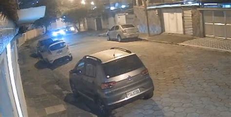 Indivíduos Descem De Carro E Assaltam Pessoas Em São Vicente Diário