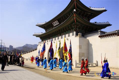 조선왕조이래 600년 역사를 지켜온 경복궁 정문 광화문 그리고 수문장 교대