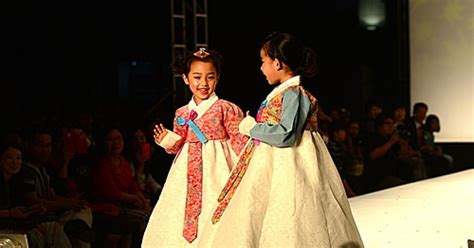 국제한지패션쇼 화려한 문양의 어린이 한복