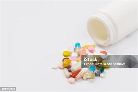 모듬 제약 의약품 알 약 정제 및 캡슐 다양한 약 정제와 알약 흰색 배경에 다른 색상의 힙 건강관리와 의술에 대한 스톡 사진 및 기타 이미지 Istock