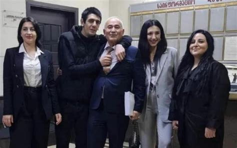 12 მა ნაფიცმა მსაჯულმა 21 წლის ბიჭი მამის მკვლელობაში უდანაშაულოდ ცნო