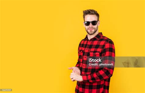 면도하지 않은 얼굴에 강모가 있는 수염 난 남자 패션과 아름다움 이발소 개념입니다 남성복 체크 무늬 셔츠와 안경을 쓴 젊은 잘 생긴 남자 세련된 남성은 캐주얼 옷을 입는다