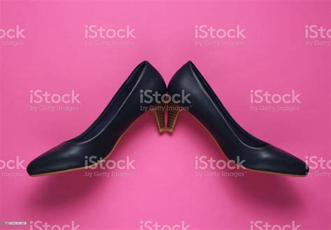 분홍색 배경에 가죽 하이힐 신발 스튜디오 패션 샷 맨 위 보기 0명에 대한 스톡 사진 및 기타 이미지 0명 가죽 개념 Istock