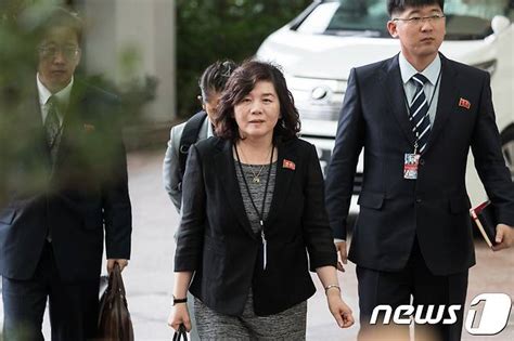 북미 심야 실무협상 재개한듯최선희·성김 호텔 나서