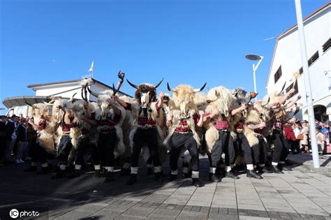 克罗地亚庆祝狂欢节 民众穿特色服饰参加敲钟 搜狐大视野 搜狐新闻