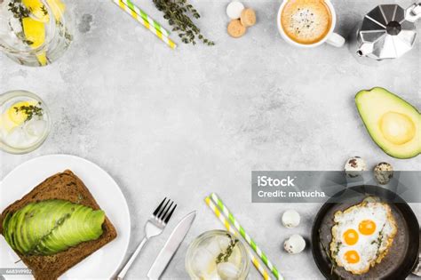 전통적인 아침 식사토스트와 아보카도 호 밀 빵에서 튀긴 달걀 메 추 라 기 계란 커피 밝은 배경에 레모네이드 보기 상위 공간을 복사 합니다 음식 배경입니다 0명에 대한 스톡