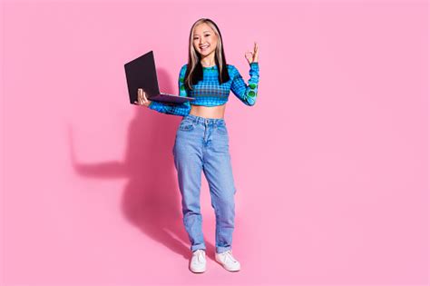 사랑 스럽다 사랑스러운 소녀 입고 인쇄 상단 독서 현대 가제트 표시 Okey 기호 절연 핑크 색상 배경의 전체 길이 사진 20