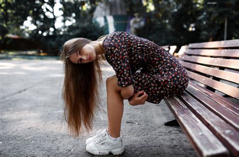 배경 화면 여자들 갈색 머리의 파란 머리 염색 한 머리카락 검은 란제리 좌석 운동화 휠라 코트 야외 여성 어망 스타킹 2560x1707