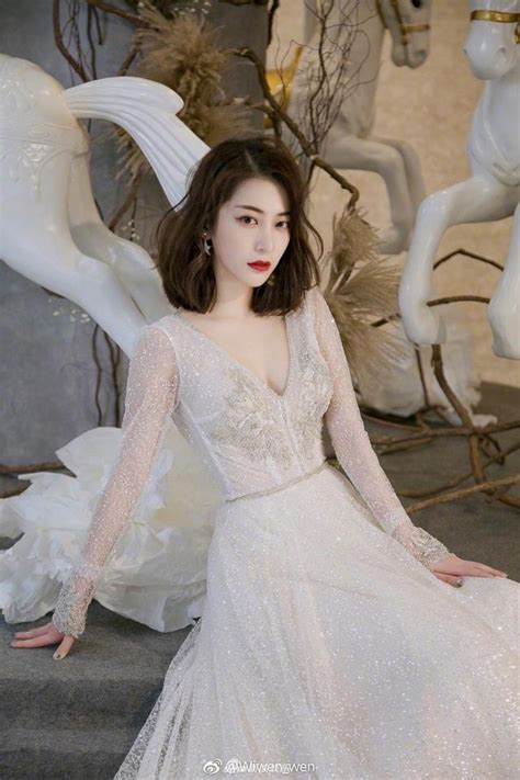 林更新前女友王柳雯曝婚紗寫真 露背性感仙女范兒十足 每日頭條