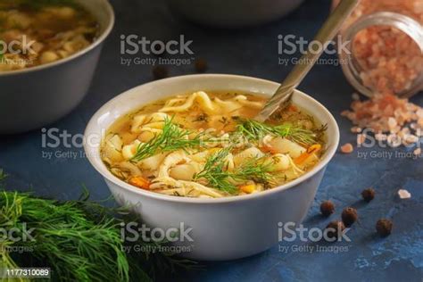 치킨 누들 구제 수프 그릇 클로즈업 저녁 식사 숟가락으로 흰 접시에 건강한 고기 국물 딜 가지를 곁들인 야채 가금류 부용 부엌
