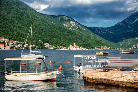 วิวท่าเรือยามเช้าในหมู่บ้านที่สวยงามของ Perast ตั้งอยู่ที่อ่าว Kotor
