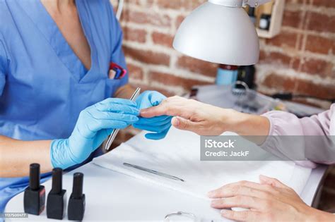 현대 미용실에서 소녀에 손톱으로 매니큐어를 하 고 네일 고객에 대한 스톡 사진 및 기타 이미지 고객 다양 다층 효과