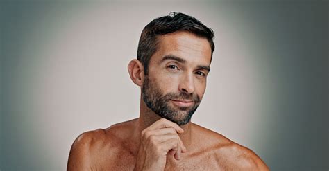 뷰티 글로우 및 스킨케어 청소 살롱 미용 및 피부과 스튜디오에서 남자의 초상화 자기 관리 화장품 및 미적 얼굴 및 스파 트리트먼트를 위한 배경에 있는 사람과 함께 40 44