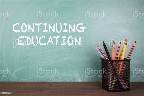 평생 교육 거리 학습 코스 교육 및 E러닝 개념 분필 보드가 있는 교실 0명에 대한 스톡 사진 및 기타 이미지 0명 개념