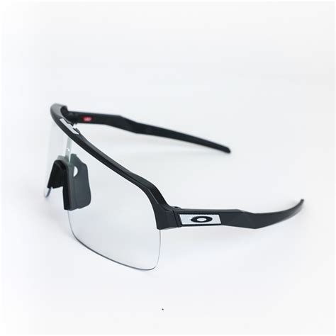 Oakley Sutro Lite Matte Carbon Photochromic Cykom