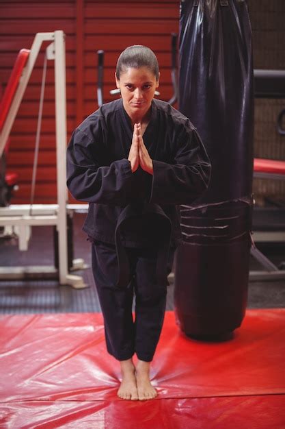 Jugador De Karate Femenino Realizando Postura De Karate Foto Premium