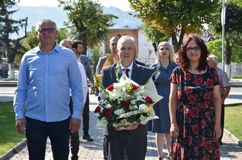 Делегацијата на прилепската локална самоуправа положи цвеќе пред споменикот на Методија Андонов