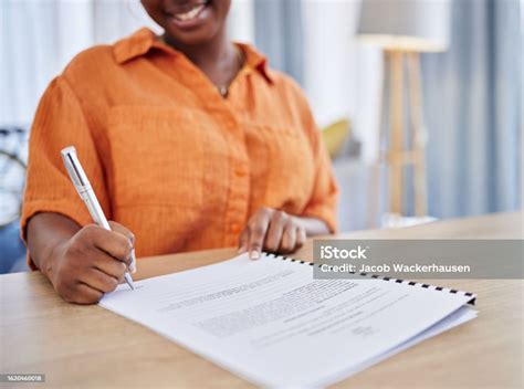 여성 손 계약서에 서명하거나 작성하는 것 문서 또는 서류의 양식 또는 신청서 고용 거래 또는 금융에 대한 생명 보험 법적 계약