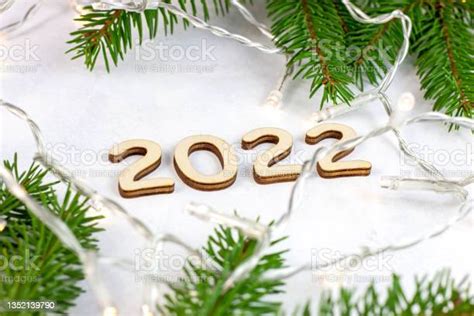 녹색 전나무 나뭇 가지와 빛 배경에 조명나무 번호 2022 실루엣 새해 시작 축하 및 기획 개념 0명에 대한 스톡 사진 및 기타