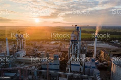높은 콘크리트 공장 구조와 산업 생산 지역에서 타워 크레인 시멘트 공장의 공중 보기 제조 및 글로벌 산업 개념 0명에 대한 스톡 사진 및 기타 이미지 Istock