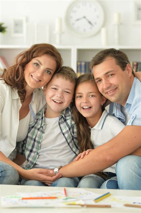 Padres Felices Y Sus Hijos Pintando Juntos Imagen De Archivo Imagen