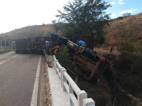 Carreta de carvão tomba na BR 259 em Conselheiro Pena Colatina em Ação