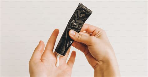 손을 씻은 후 검은 색 튜브에서 손바닥에 보습 크림을 바르고 바이러스 전염병 동안 알코올 젤을 사용합니다 건성 피부 치료 럭셔리 스킨 케어 핸드 크림 건조한 피부