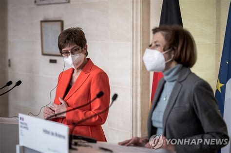 차세대 전투기 협의 마치고 기자회견 하는 독ㆍ불 국방장관 연합뉴스