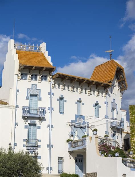 Hermosos Edificios Con Ventanas Azules Foto Premium