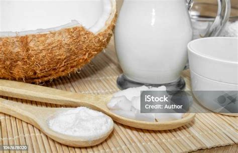 미용에 코코넛입니다 Сream의 밤 코코넛 밀크 피부 신체 및 얼굴 치료입니다 화장품입니다 영양과 수 분입니다 집에서 만드는 코코넛 제품입니다 코코넛 펄프와 분말에는