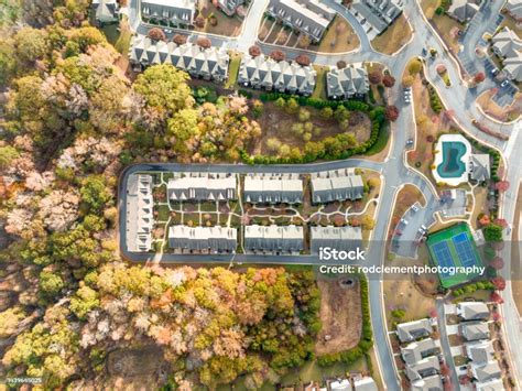 골든 아워의 가을 동안 고속도로 400 옆에 있는 애틀랜타 교외의 공중 전경 Johns Creek에 대한 스톡 사진 및 기타