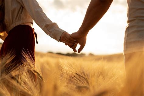 40 Kata Kata Bijak Cinta Yang Romantis Dan Menyentuh Hati Untuk