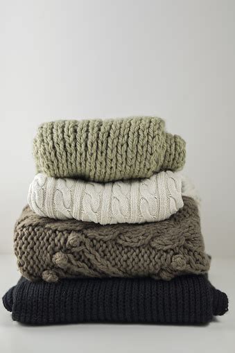 따뜻한 모직 니트 겨울과 가을 옷 흰색 테이블에 더미에 접혀 스웨터 스카프 텍스트에 대 한 배치 복사 공간을 참조하십시오 0명에 대한 스톡 사진 및 기타 이미지 Istock