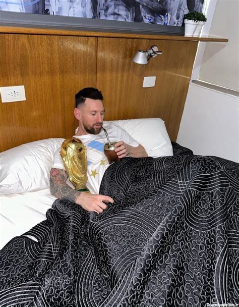 عکس خوابیدن مسی با جام