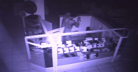 G1 Assaltante Deixa Carteira De Trabalho Cair Durante Roubo A Loja No