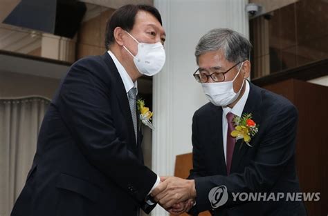 서울서부지법 윤석열 멘토 ‘신평 변호사 명예훼손 혐의로 고발