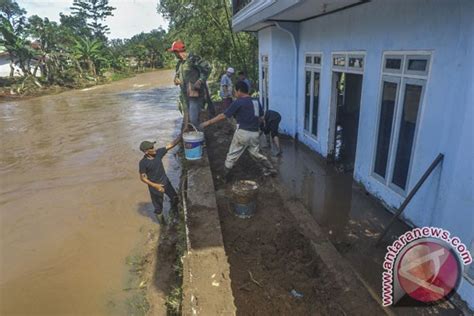 BPBD Karawang Terus Tanggap Darurat Bencana Banjir ANTARA News